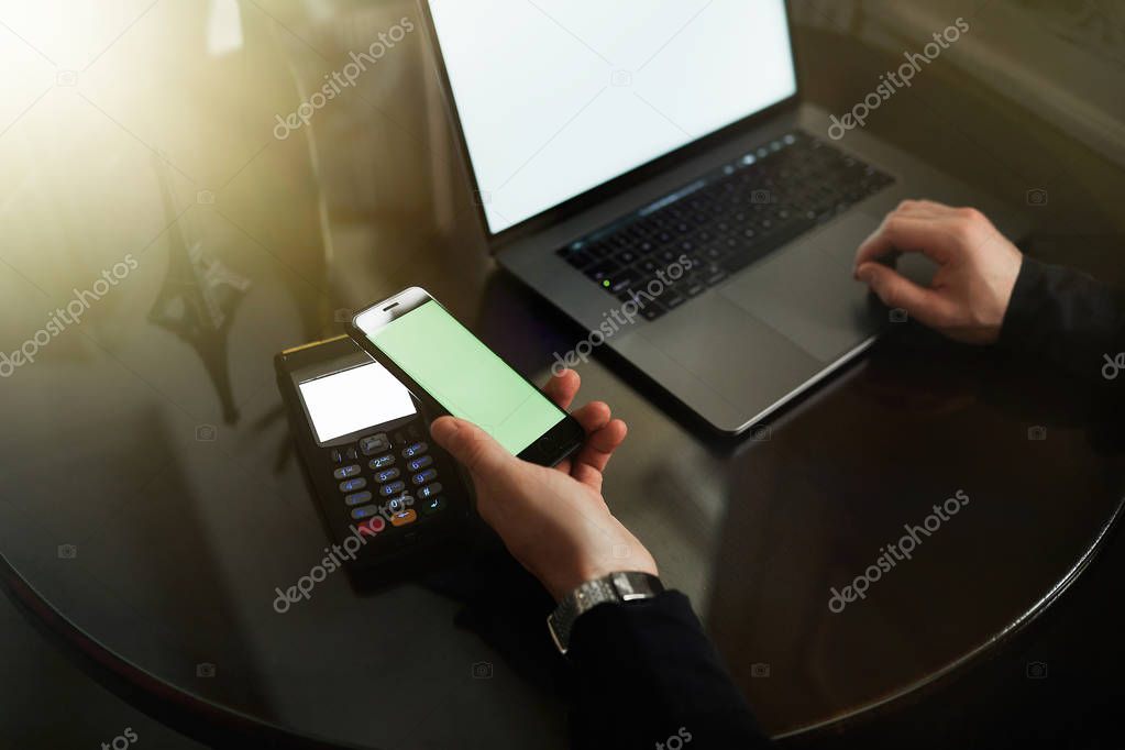 Concepto de pagos m viles con tecnolog a NFC o terminal de tarjeta de cr dito con computadora ...