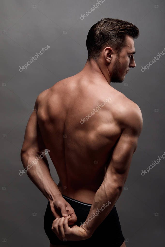 Sexy fuerte culturista. Culturista con abdominales perfectos, hombros ...