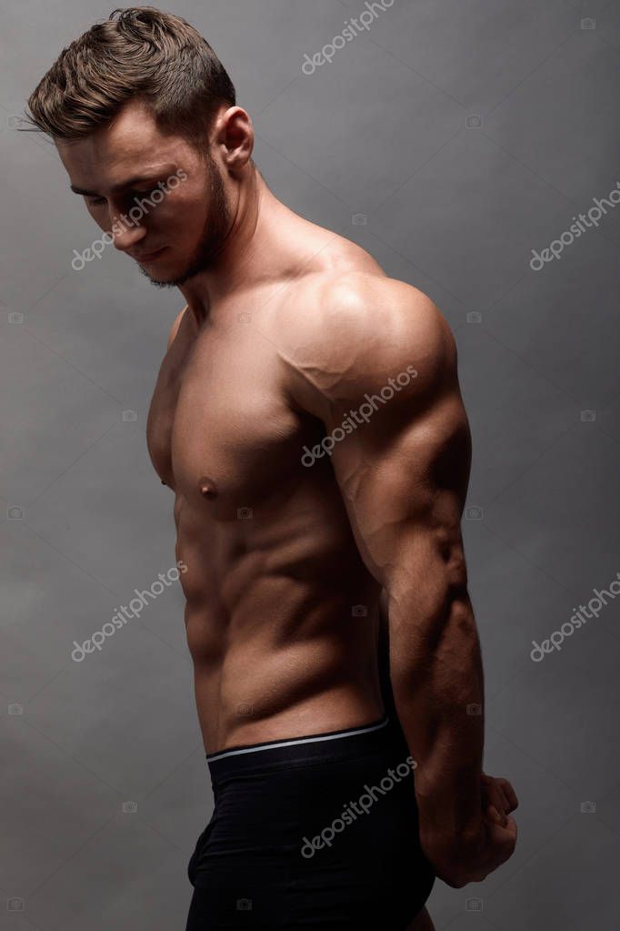 Sexy fuerte culturista. Culturista con abdominales perfectos, hombros ...