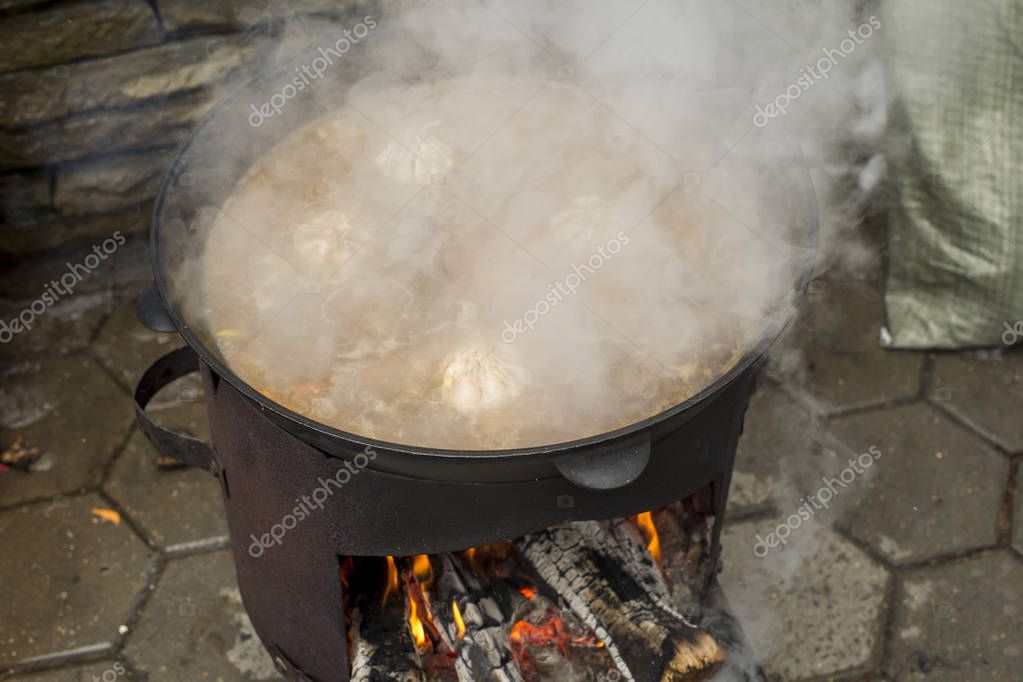 Plato de cocina en una sartén grande sobre brasas calientes 2023