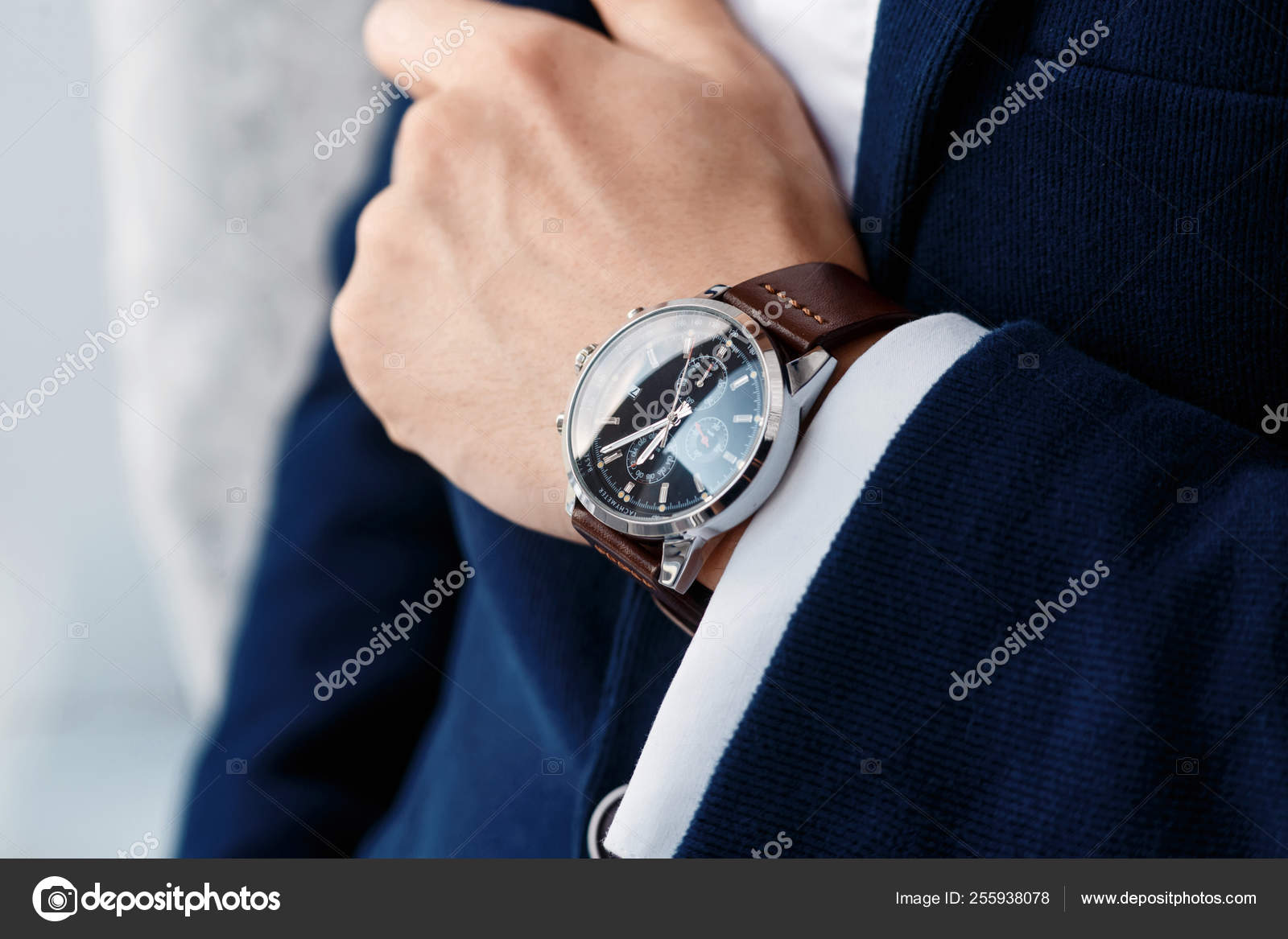 Hombre con un reloj — Foto de stock #255938078 © IIstudiotop
