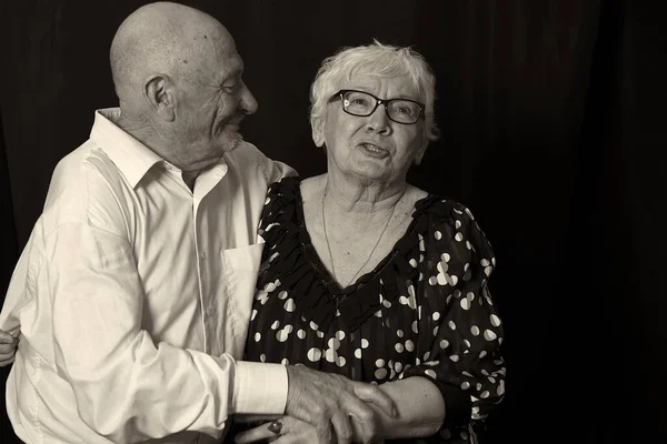 Retrato de pareja de ancianos mayores demuestran su verdadero amor el ...