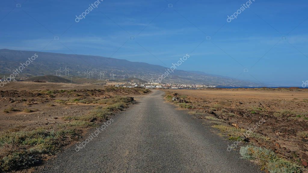 Carretera vacía que atraviesa el árido paisaje volcánico de la isla de ...