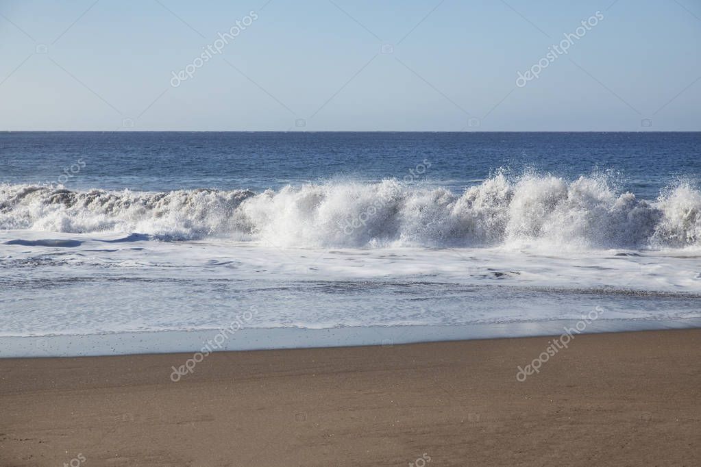 Grandes olas espumosas frenando en Playa La Tejita, una playa salvaje y ...