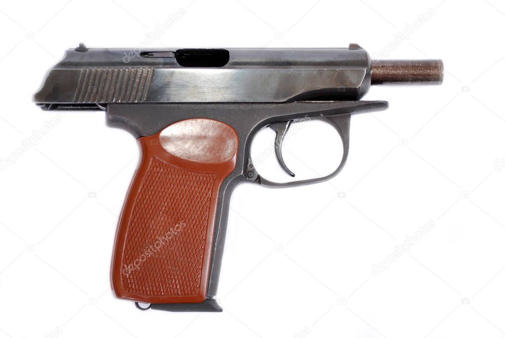 El arma traumática descargada se levantó en un retraso de barrera y se ...