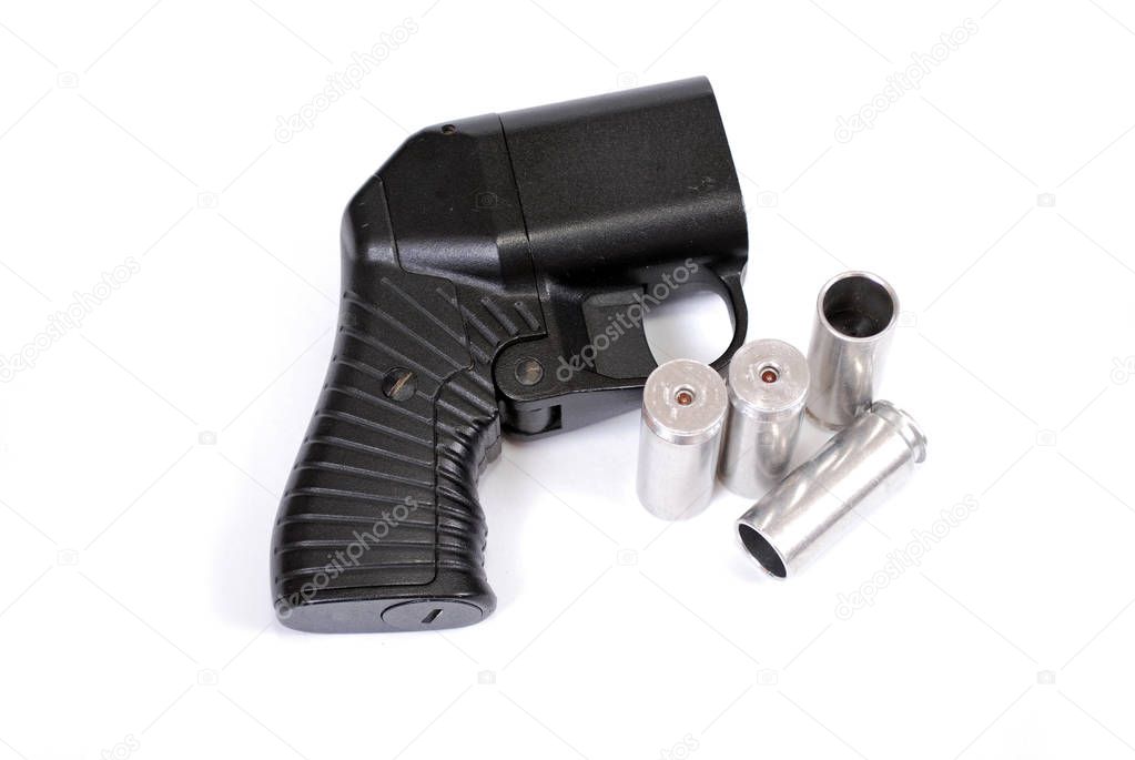 La pistola traumática de cuatro cargas descargada de calibre 1845 y ...