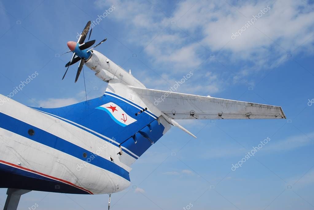 Cola de aterrizaje ekranoplan proyecto 904 "Eaglet" contra el cielo ...