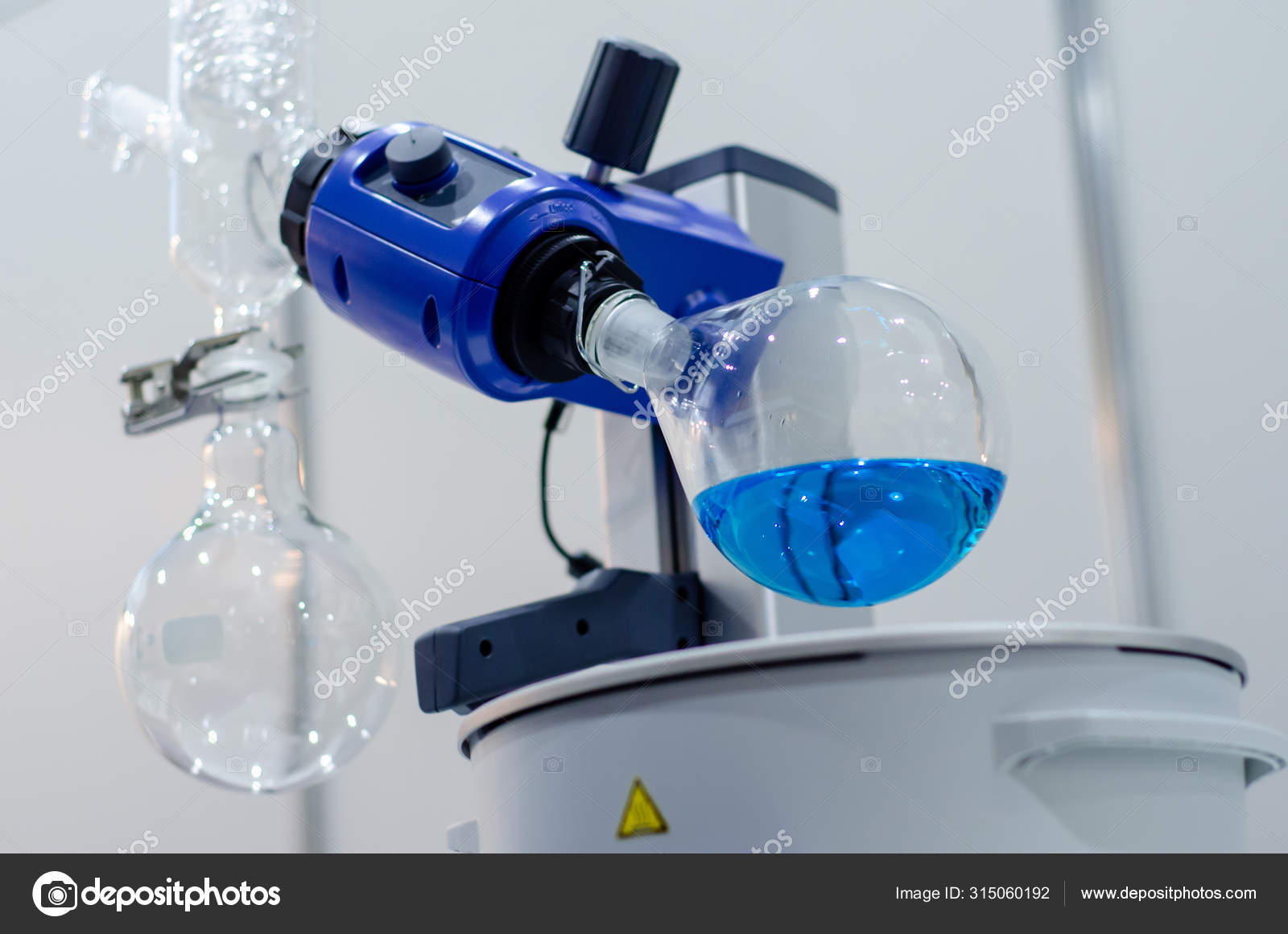 Un evaporador rotatorio (o rotavap / rotovap) es un dispositivo ...