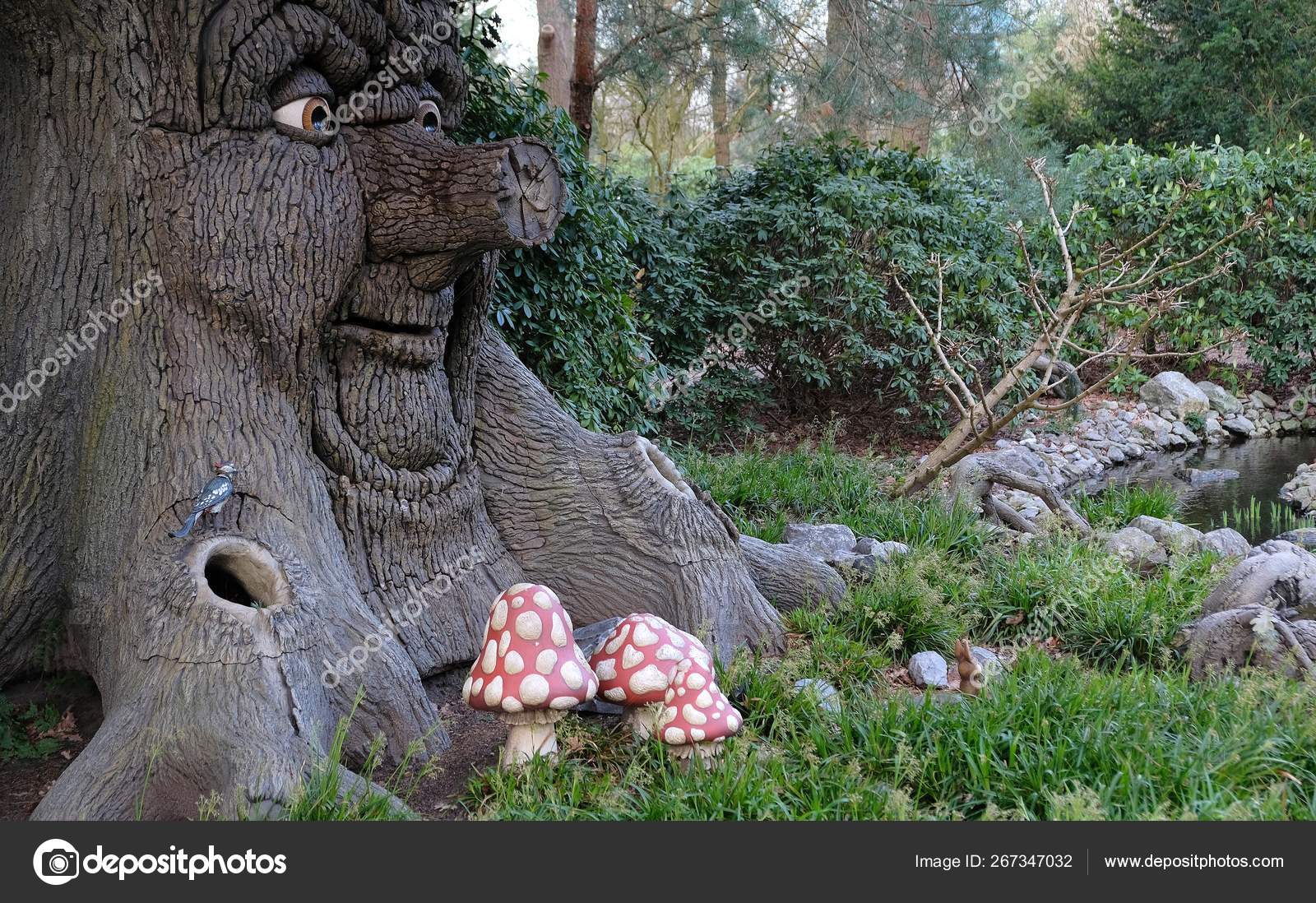 Eine neue Attraktion mit einem sprechenden Baum, der im efteling ein ...