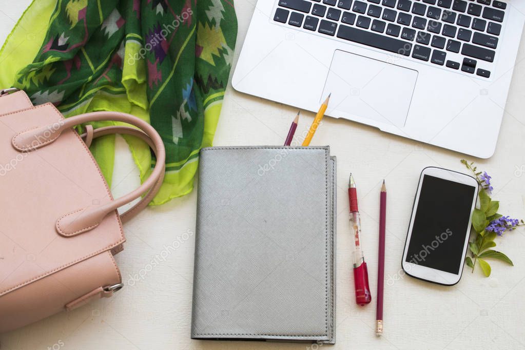 teléfono móvil, planificador de cuadernos con equipo informático para el trabajo de negocios y ...