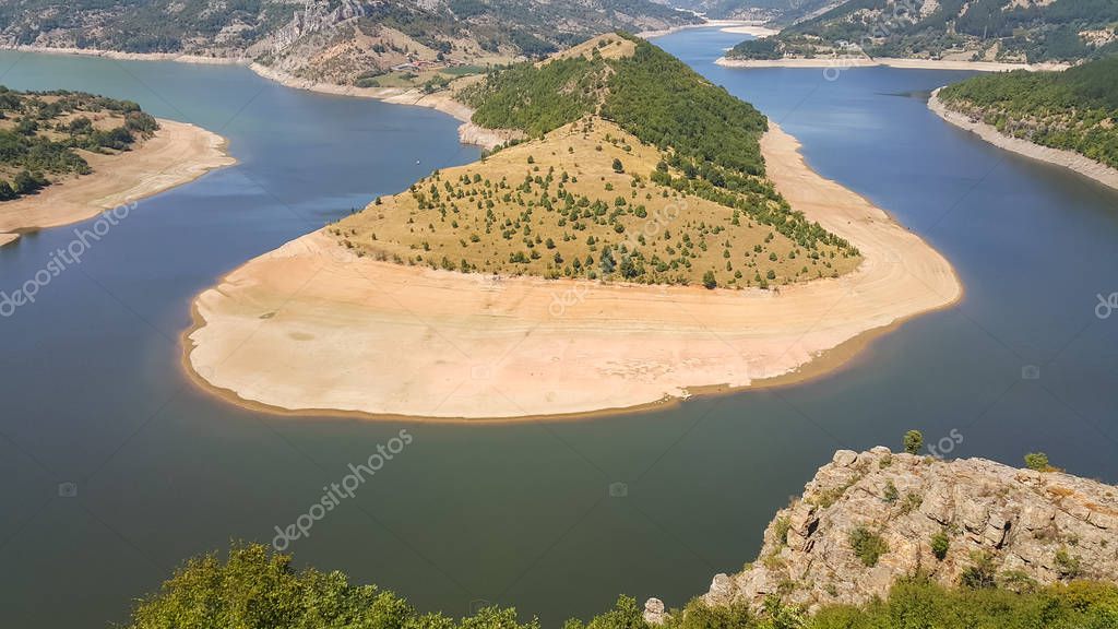 Increíble paisaje del meandro del río Arda y el embalse de Kardzhali ...