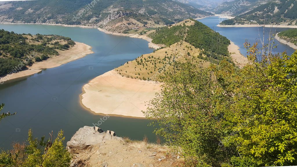 Increíble paisaje del meandro del río Arda y el embalse de Kardzhali ...