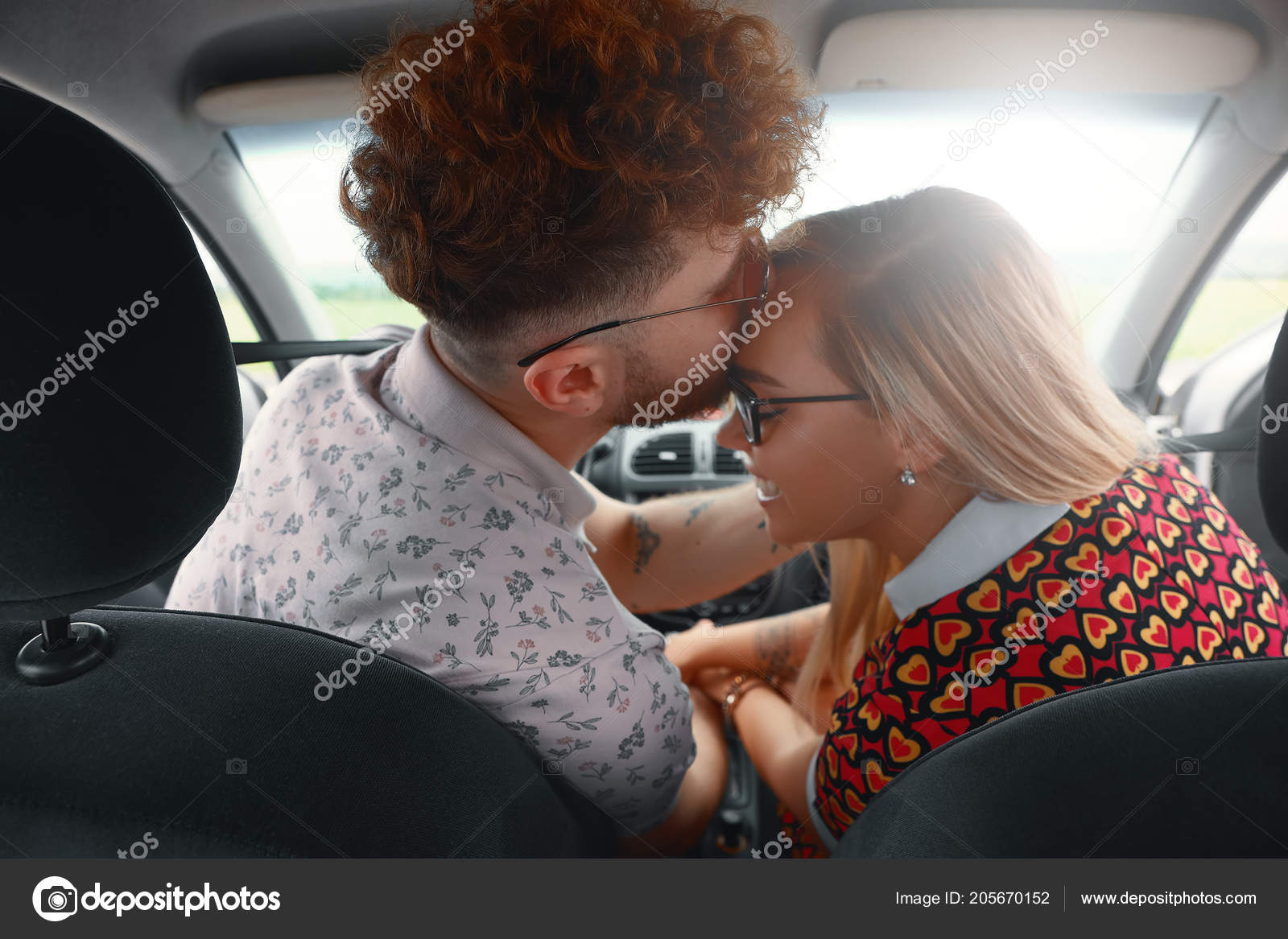 Hermosa Pareja Joven Besándose En El Asiento Delantero Del Coche
