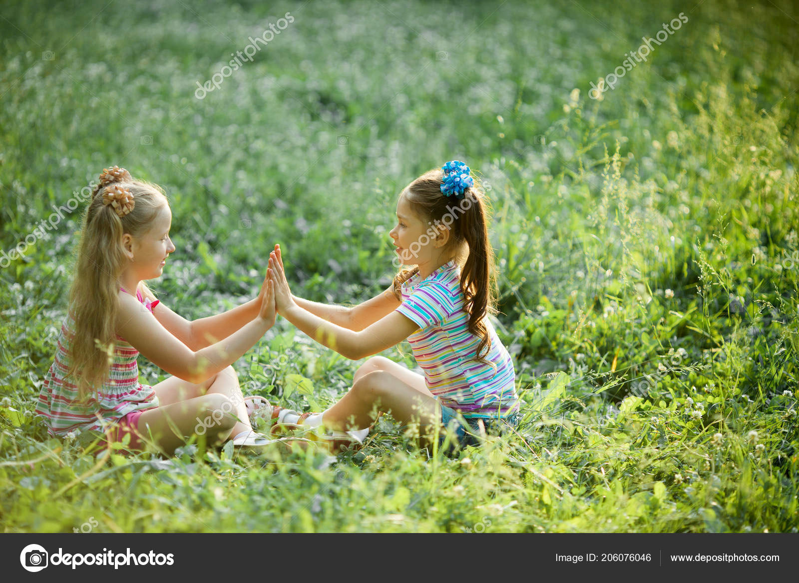 Dos Niñas Hermosas Jugando Sentado Hierba Verde Verano Parque — Foto de ...