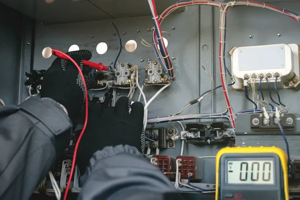 El electricista est comprobando la tensi n en el circuito el ctrico de la instalaci n con un ...