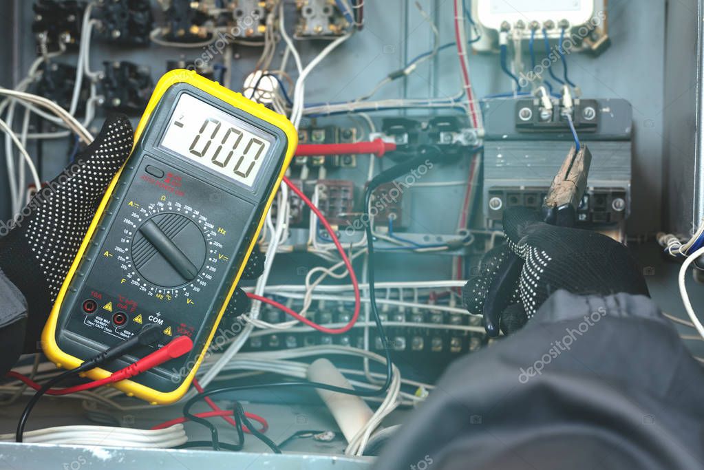 El electricista est comprobando la tensi n en el circuito el ctrico de la instalaci n con un ...