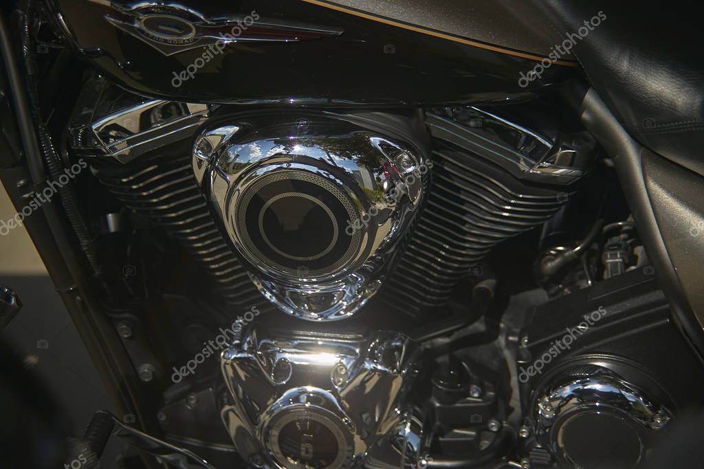 Motor de una colorida motocicleta azul personalizada, con cromos ...