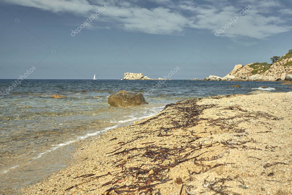 Detalle de la orilla de una playa rocosa típica del sur de Cerdeña. con ...