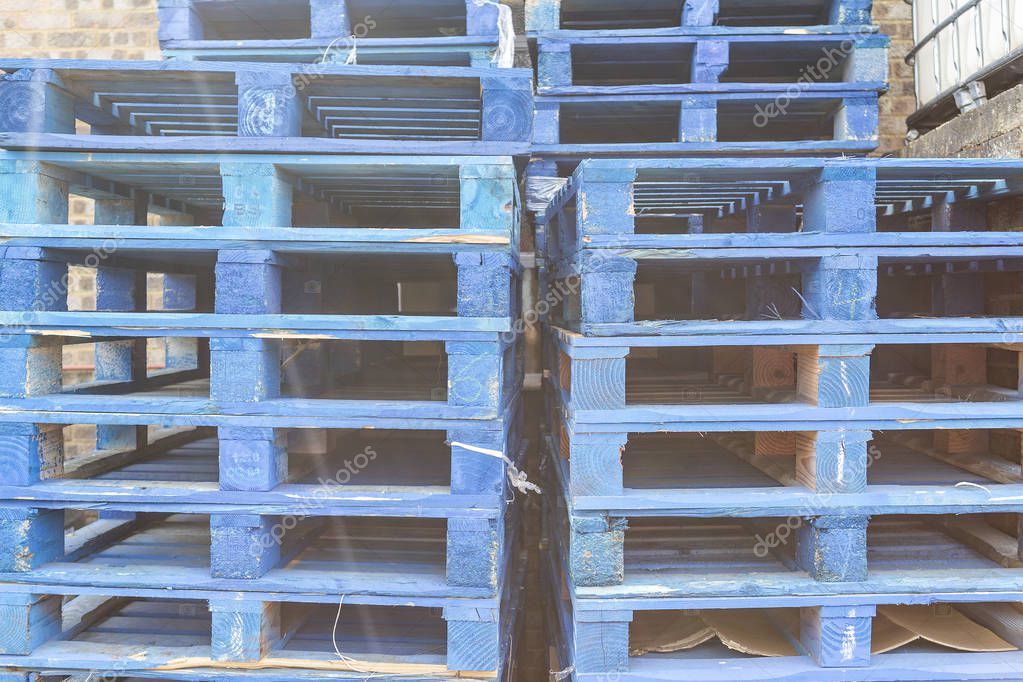 paletas rojas azules para mercancías en una zona industrial. muchos ...