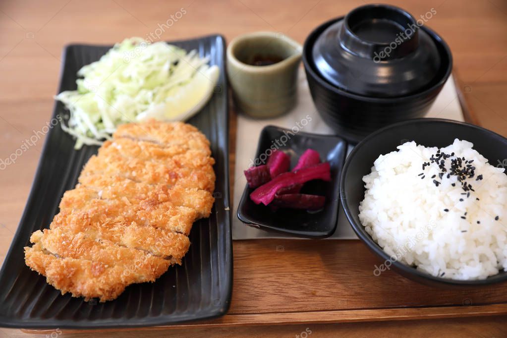 Tonkatsu chuleta de cerdo frito con arroz y sopa sobre mesa de madera ...