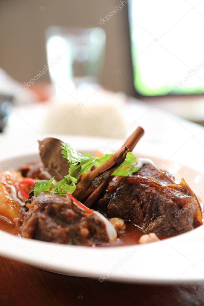 Carne de res masajista curry con arroz y ensalada sobre fondo de madera ...