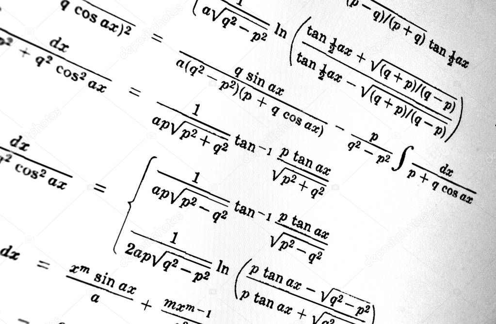 Gran número de fórmulas matemáticas sobre un fondo blanco 2024