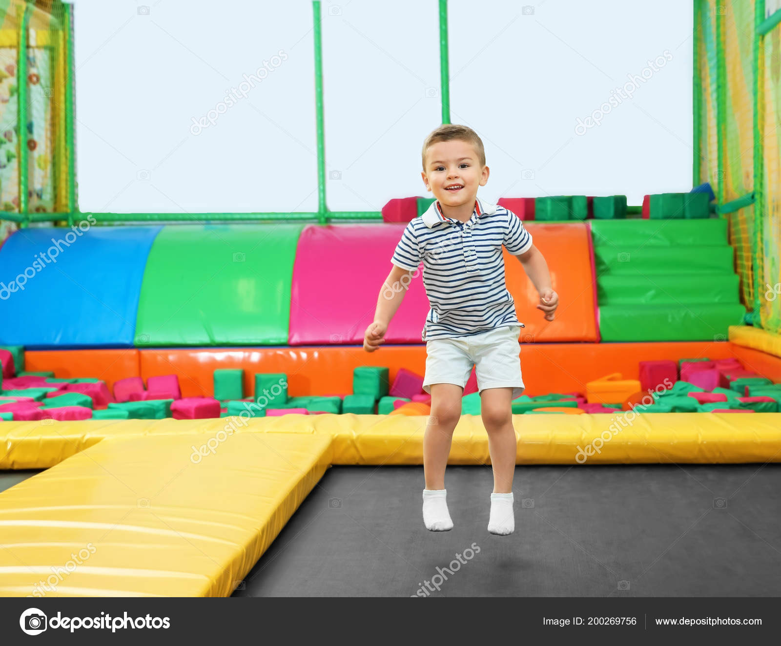 Lindo Chico Saltando Trampolín Centro Entretenimiento — Foto de stock ...