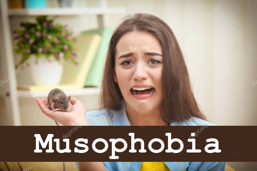 Mujer aterrorizada con ratón en casa. Concepto de musofobia 2022