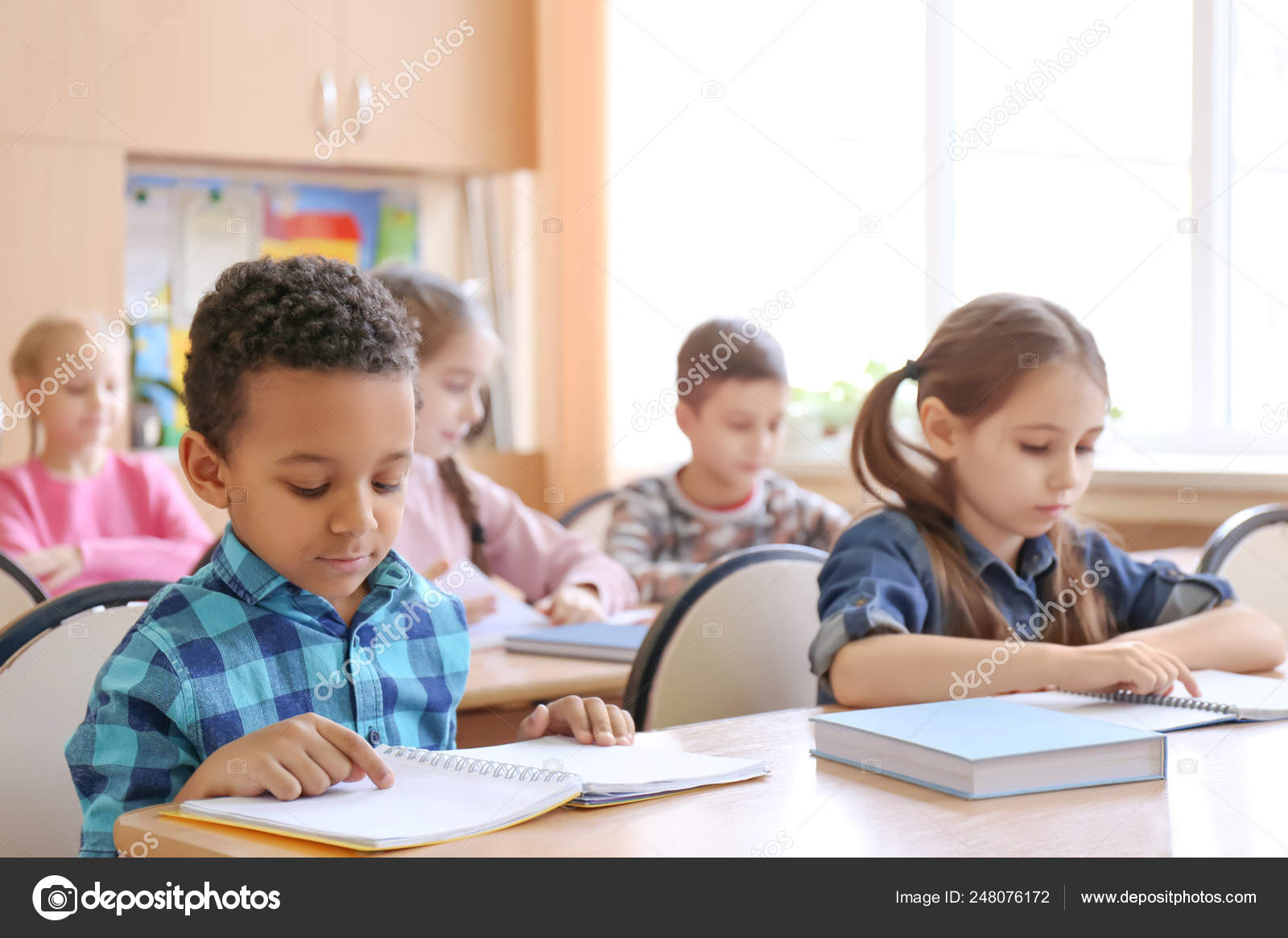 Lindos niños haciendo deberes en el aula en la escuela — Foto de stock ...