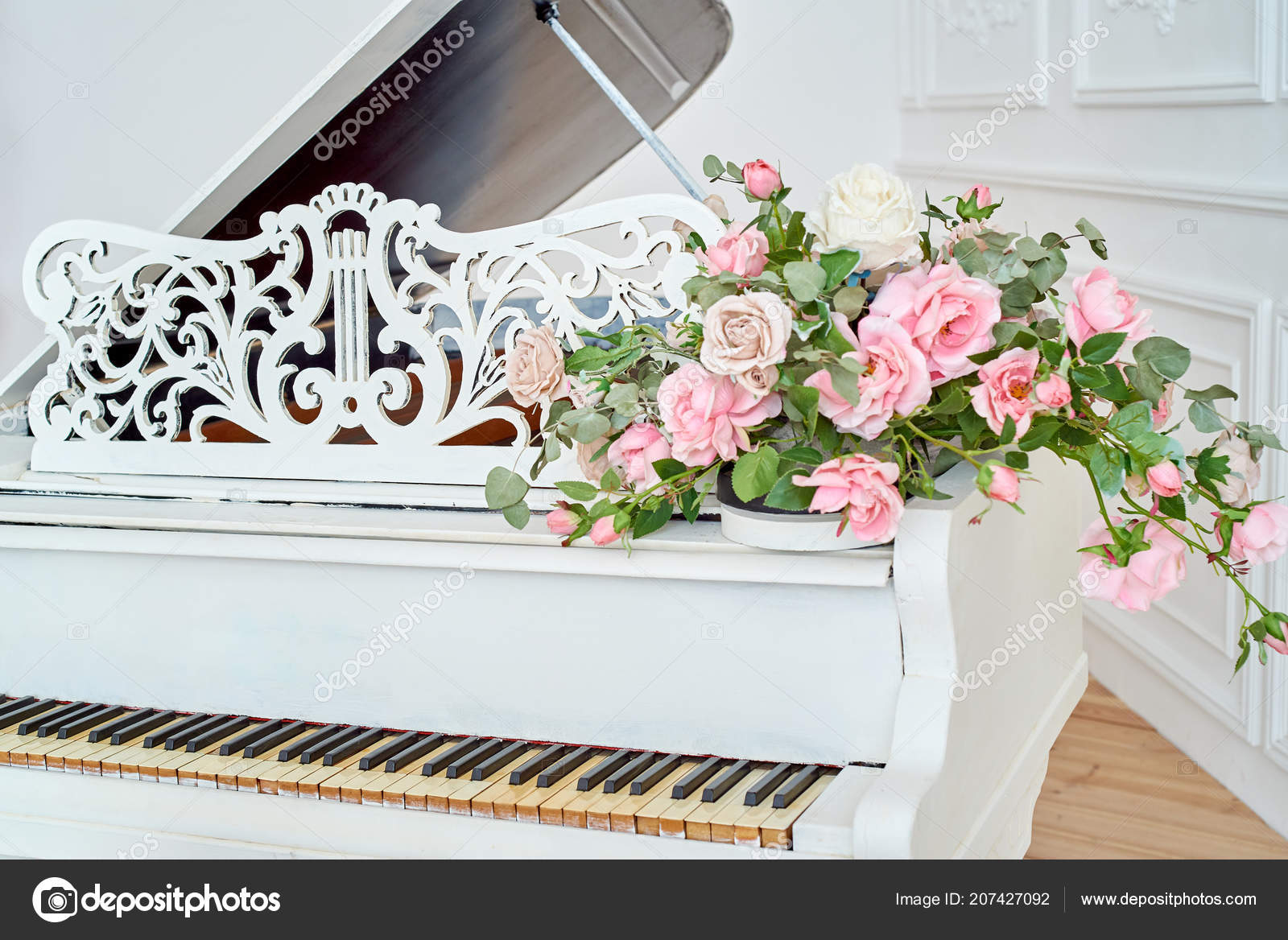 White Grand Piano Rose Flowers Copy Space — Stock Photo © d_duda #207427092