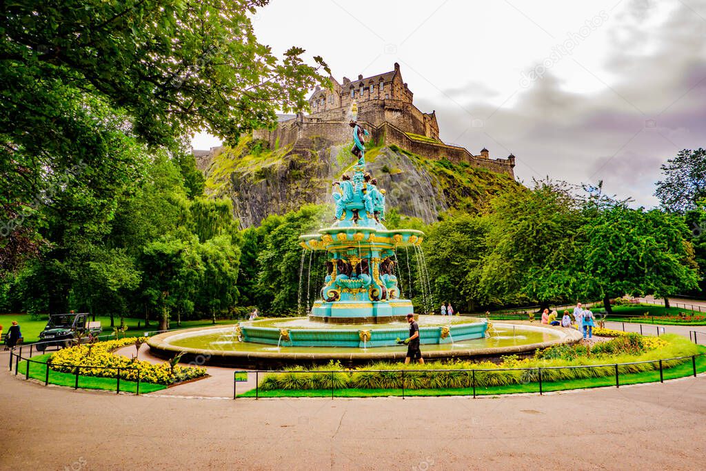 Edimburgo Escocia 7 agosto 2020 Ross Fountain con el Castillo de ...