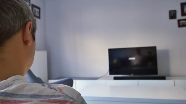 9,289 vídeos de Persona viendo televisión, metraje de Persona viendo ...