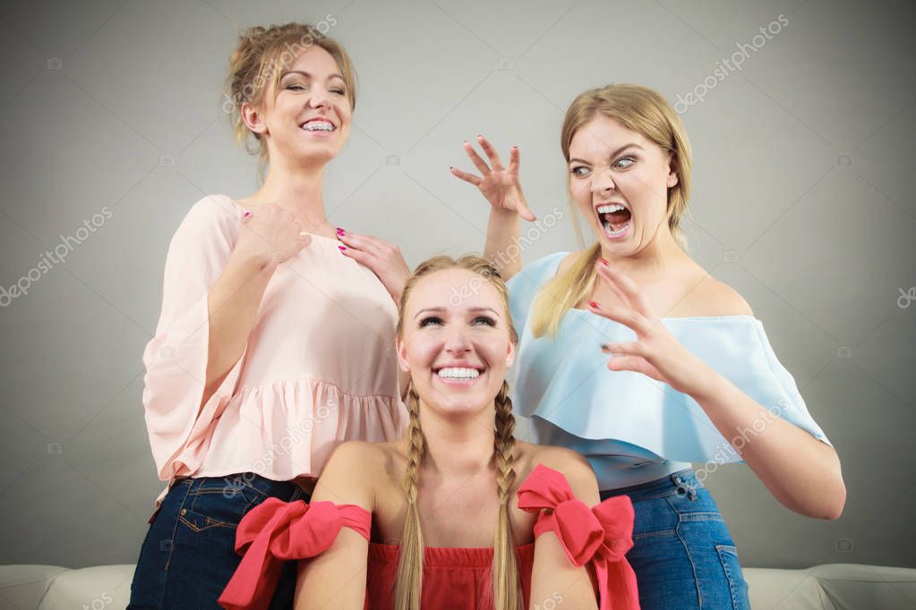 Mujer siendo intimidada por sus dos amigas. Mujeres discutiendo. Chicas ...