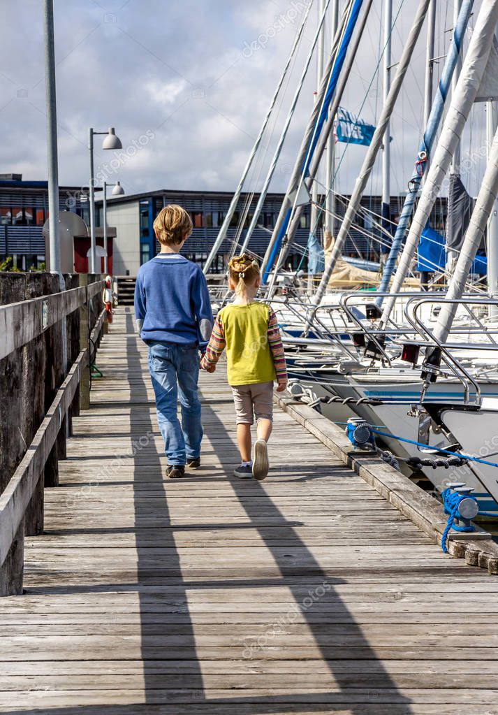 Ringkobing, Dinamarca - 15 de agosto de 2018: Hermano y hermana ...
