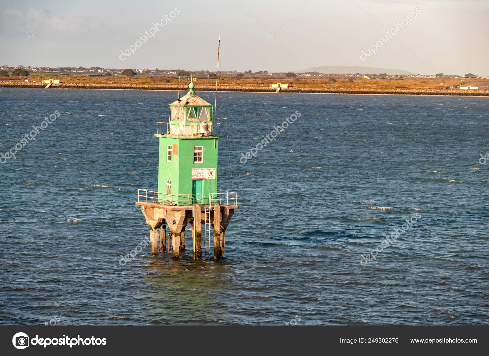 Faro de torre de boya verde en el puerto de Dublín: fotografía de stock ...