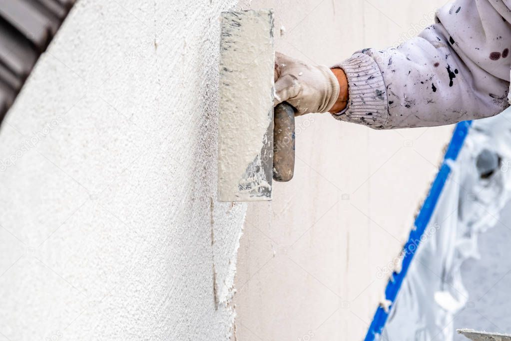 Obrero de la construcci n enlucido y alisado de muro de hormig n con cemento 2024
