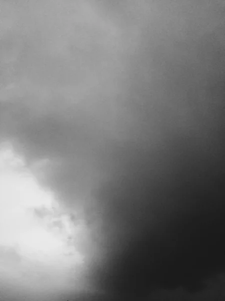 El cielo gris images libres de droit, photos de El cielo gris ...