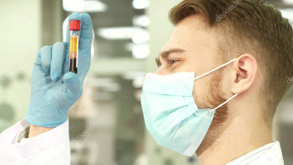 Un asistente de laboratorio experimentado examina cuidadosamente un ...