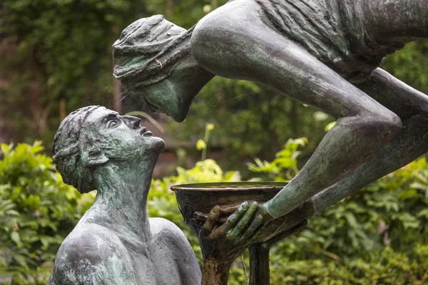 Chester, Reino Unido - 31 de julio de 2018: La hermosa escultura Water ...