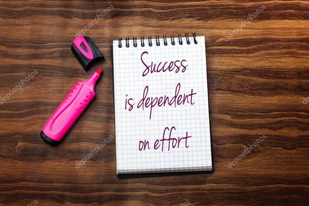 El éxito depende del esfuerzo de escritura de texto en cuaderno ...