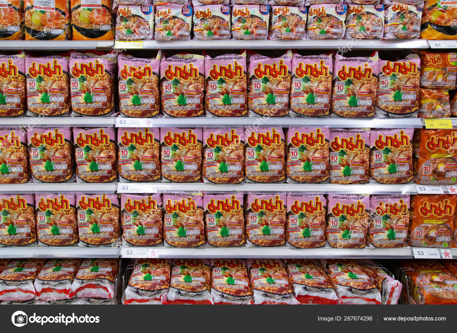 Fideos instantáneos en un estante en un supermercado en Tailandia ...