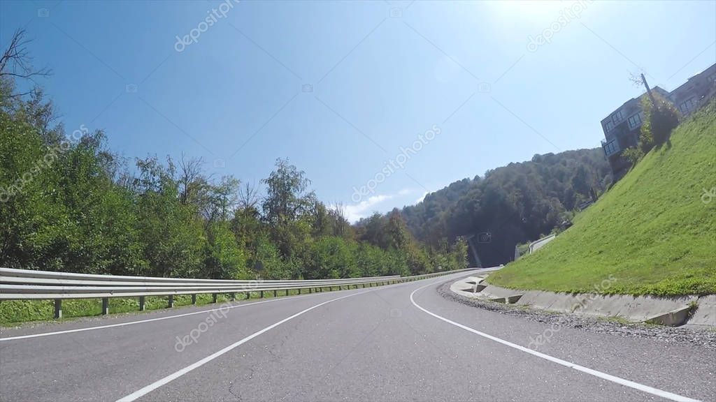Movimiento hacia adelante del coche en la carretera serpentina, rodeado ...