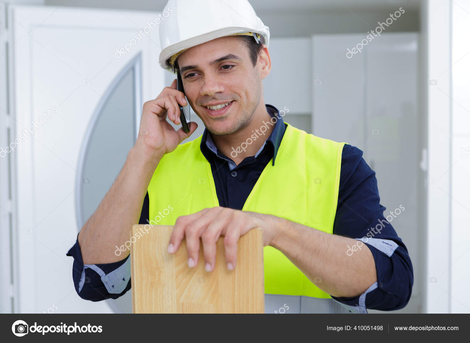 Hombre Casco Con Documentos Apuntando Con Dedo Objetar — Foto de stock ...