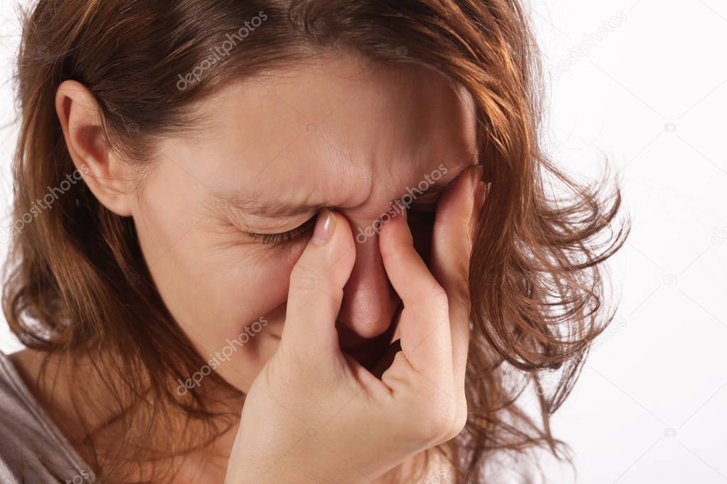 Captura de estudio de una mujer joven que sufre de síntomas de ... Captura de estudio de una mujer joven que sufre de síntomas de ...