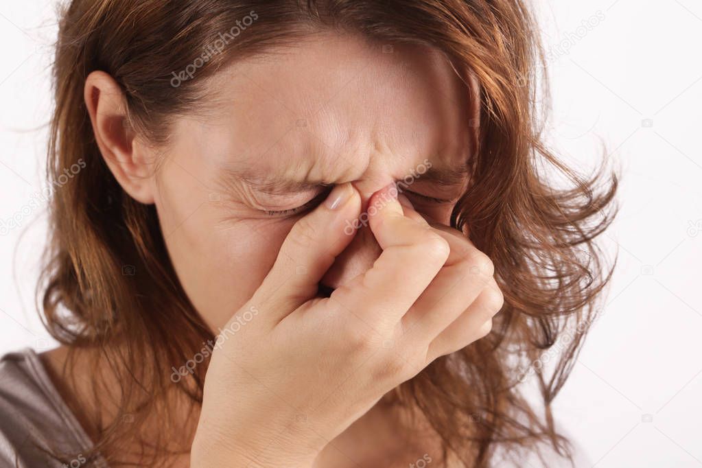 Captura de estudio de una mujer joven que sufre de síntomas de ...