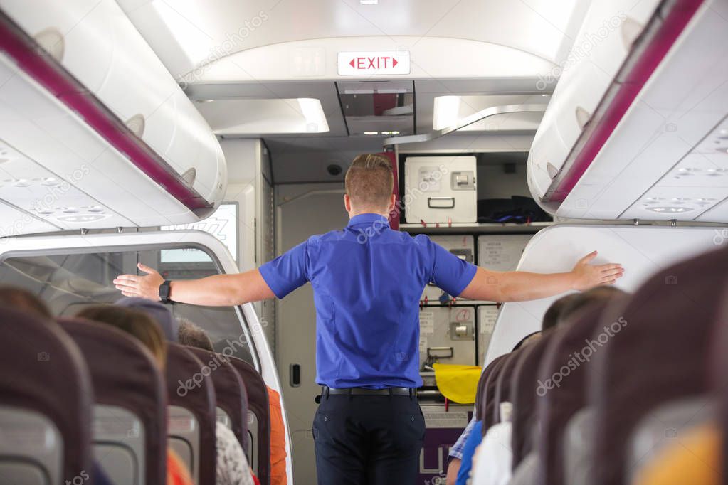 Reglas de seguridad a bordo. Instrucciones de embarque del avión. 2022