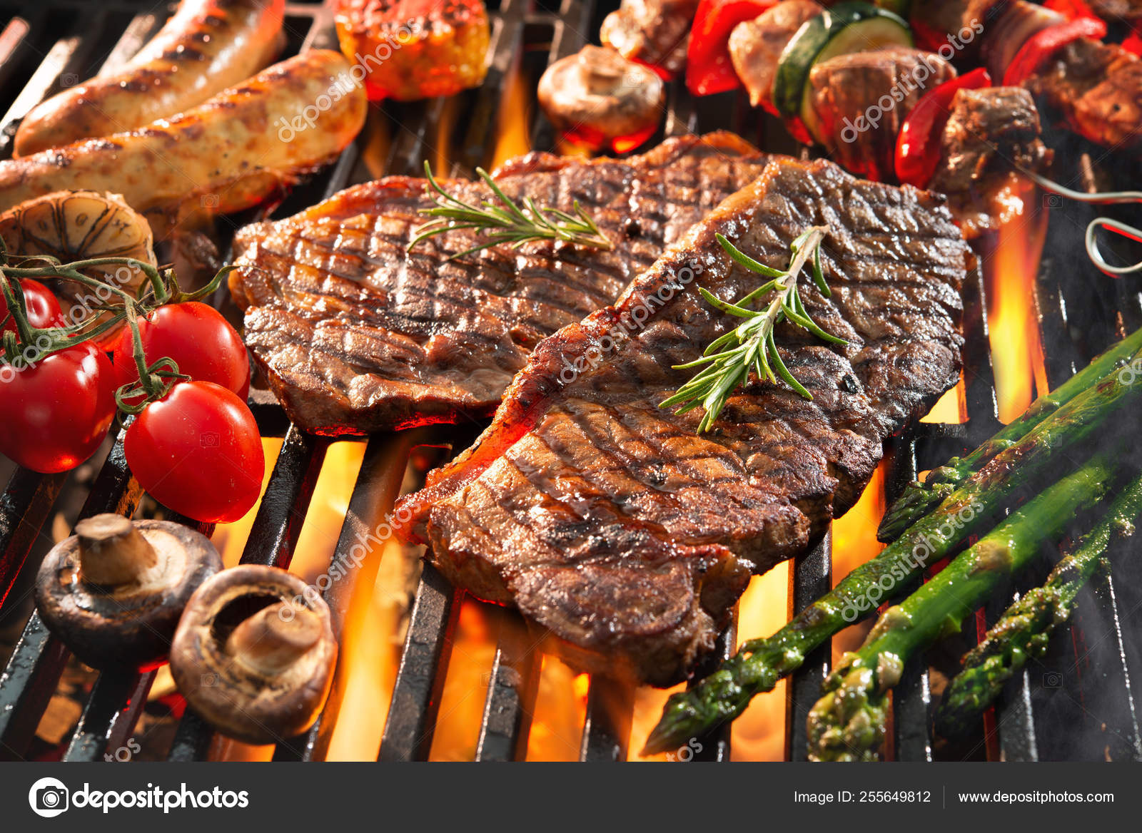 Delicious grilled meat with vegetables sizzling over the coals o Stock ...