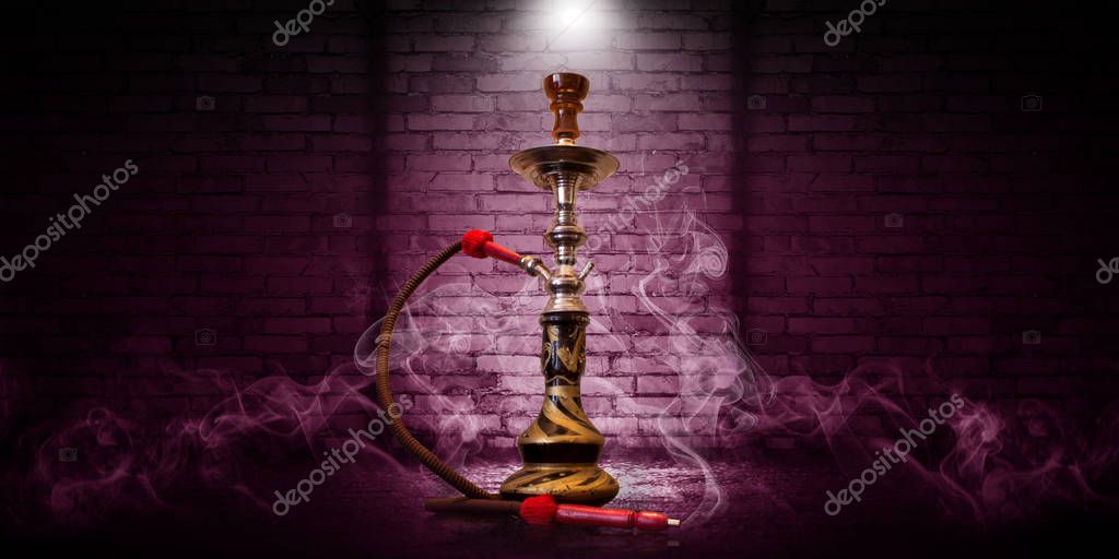 Hookah fumar en el fondo de una pared de ladrillo vac o y piso de ...