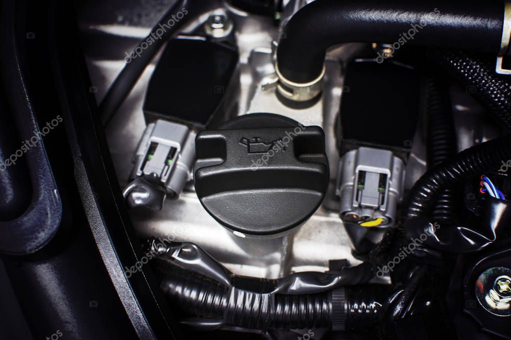 Tapa de aceite del motor instalada en un motor de coche para el ...
