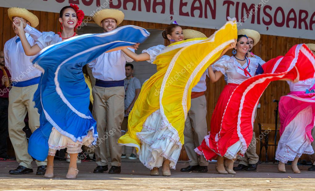 Bailarinas de Puerto Rico en traje tradicional 2022